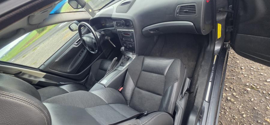 Grey Volvo V70 2005 in Jogeva, with an engine capacity of 2.40 L and mileage of 444 thousand km for 3400 €, photo 7 on AUTOMOTO.COM.LV