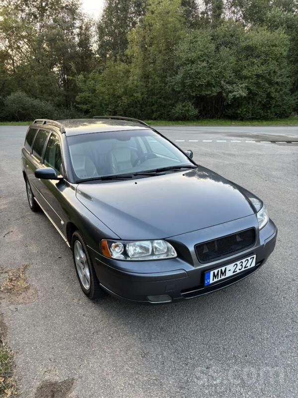 Pelēks Volvo V70 2005 Daugavpils, ar dzinēja tilpumu 2.40 L un nobraukumu 266 tūkst. km par 1850 €, foto 1 vietnē AUTOMOTO.COM.LV