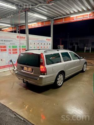 Pelēks Volvo V70 2005 Ogre, ar dzinēja tilpumu 2.40 L un nobraukumu 283 tūkst. km par 1350 €, foto 4 vietnē AUTOMOTO.COM.LV