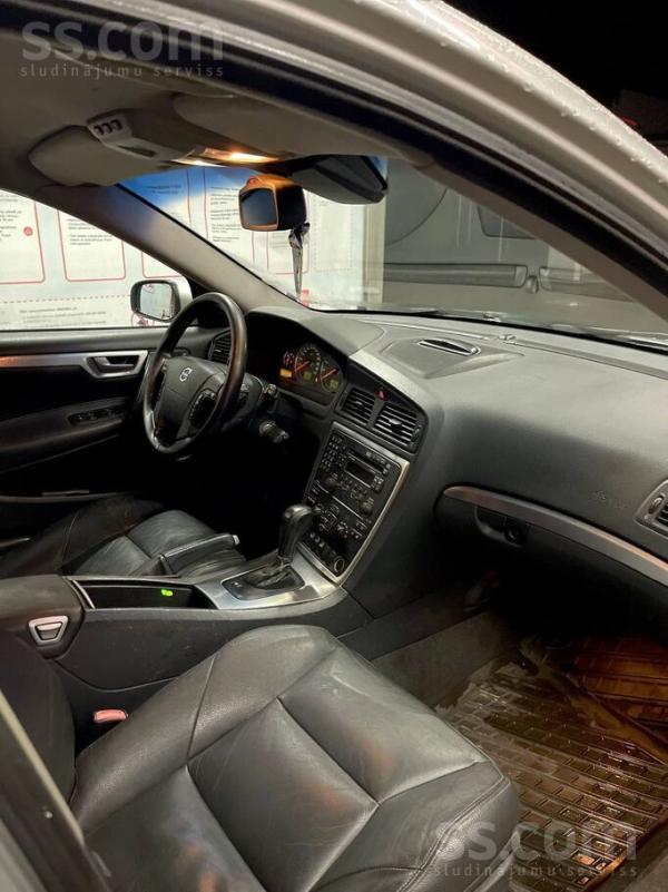 Pelēks Volvo V70 2005 Ogre, ar dzinēja tilpumu 2.40 L un nobraukumu 283 tūkst. km par 1350 €, foto 6 vietnē AUTOMOTO.COM.LV