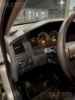 Pelēks Volvo V70 2005 Ogre, ar dzinēja tilpumu 2.40 L un nobraukumu 283 tūkst. km par 1350 €, foto 10 vietnē AUTOMOTO.COM.LV