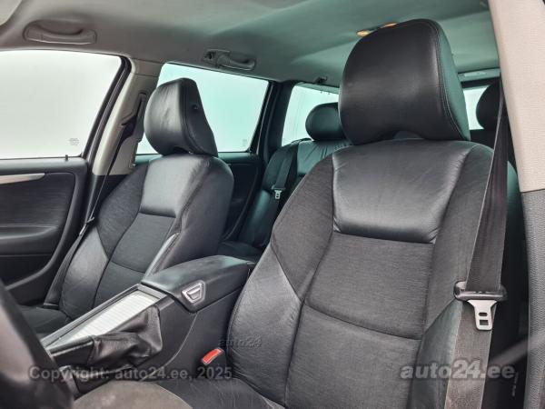 Pelēks Volvo V70 2006 Tallina, ar dzinēja tilpumu 2.40 L un nobraukumu 283 tūkst. km par 3490 €, foto 11 vietnē AUTOMOTO.COM.LV
