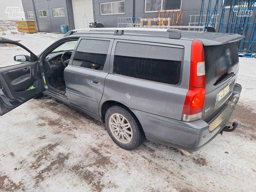 Grey Volvo V70 2006 in Vilnius, with an engine capacity of 2.40 L and mileage of 380 thousand km for 1450 €, photo 1 on AUTOMOTO.COM.LV