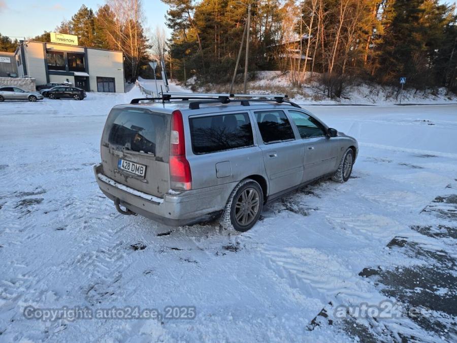 Grey Volvo V70 2006 in Tallinn, with an engine capacity of 2.40 L and mileage of 261 thousand km for 3299 €, photo 3 on AUTOMOTO.COM.LV