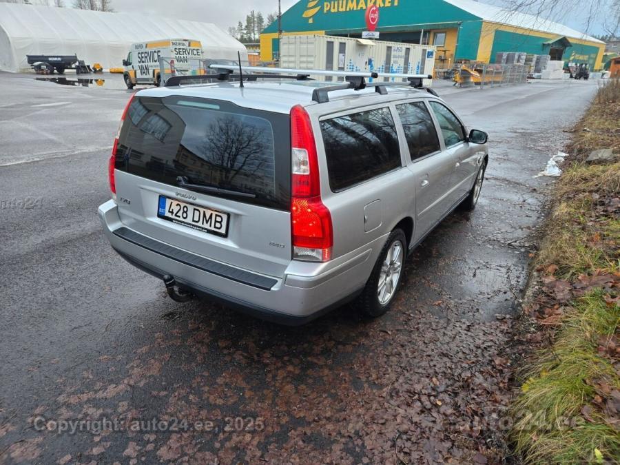 Grey Volvo V70 2006 in Tallinn, with an engine capacity of 2.40 L and mileage of 261 thousand km for 3299 €, photo 15 on AUTOMOTO.COM.LV