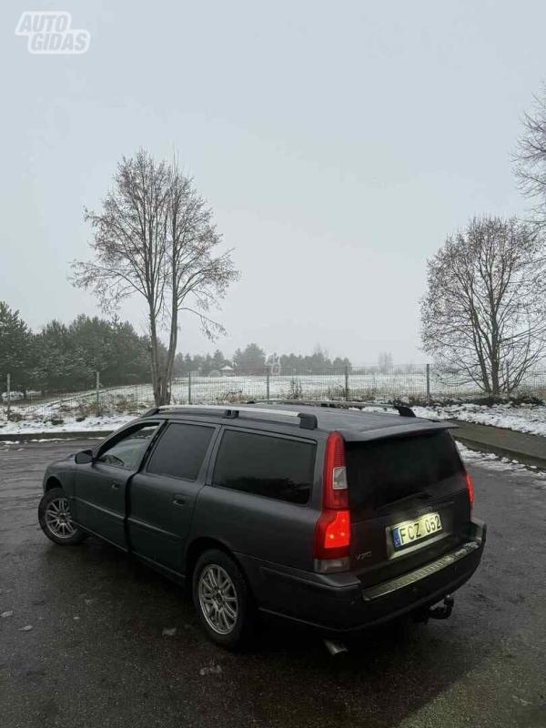 Grey Volvo V70 2006 in Vilnius, with an engine capacity of 2.40 L and mileage of 380 thousand km for 1450 €, photo 1 on AUTOMOTO.COM.LV