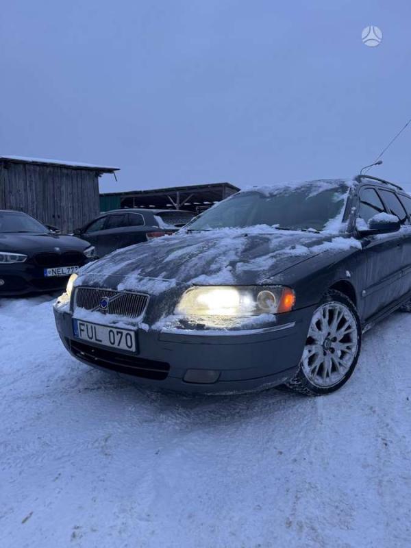 Grey Volvo V70 2006 in Kaunas, with an engine capacity of 2.40 L and mileage of 260 thousand km for 900 €, photo 1 on AUTOMOTO.COM.LV