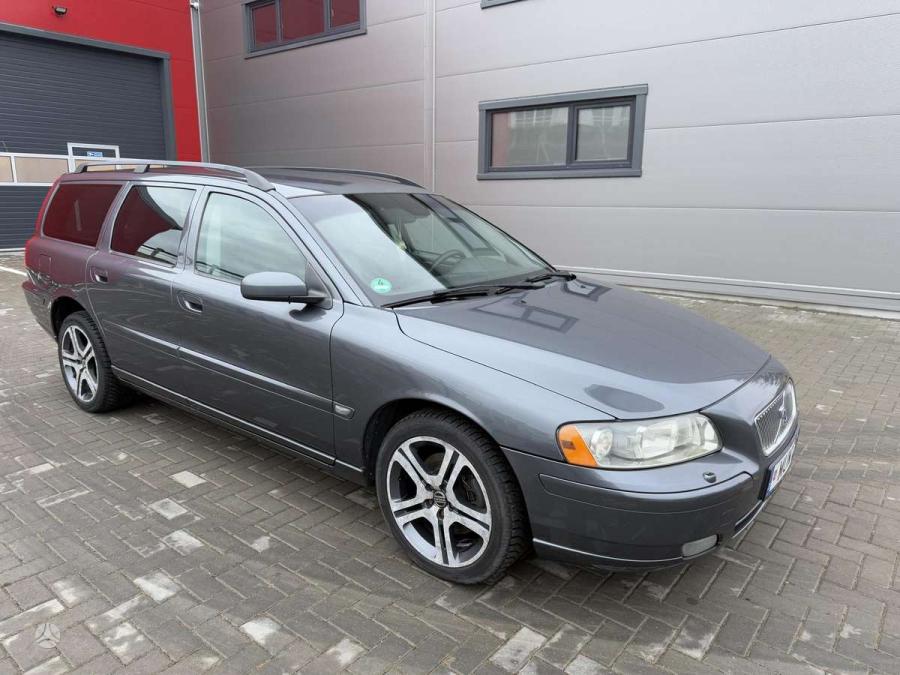 Grey Volvo V70 2006 in Vilnius, with an engine capacity of 2.40 L and mileage of 301 thousand km for 2900 €, photo 1 on AUTOMOTO.COM.LV