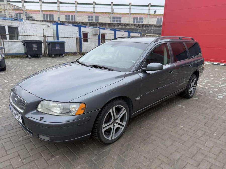 Grey Volvo V70 2006 in Vilnius, with an engine capacity of 2.40 L and mileage of 301 thousand km for 2900 €, photo 2 on AUTOMOTO.COM.LV
