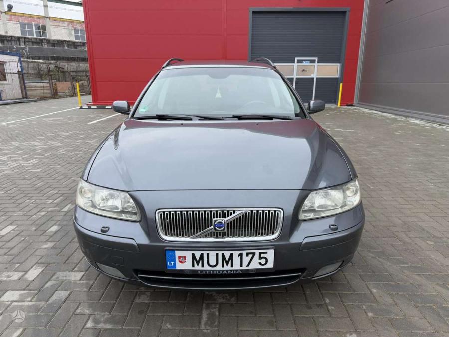 Grey Volvo V70 2006 in Vilnius, with an engine capacity of 2.40 L and mileage of 301 thousand km for 2900 €, photo 3 on AUTOMOTO.COM.LV
