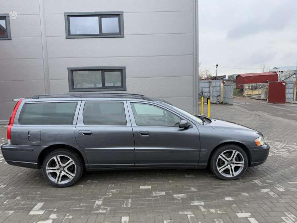 Grey Volvo V70 2006 in Vilnius, with an engine capacity of 2.40 L and mileage of 301 thousand km for 2900 €, photo 4 on AUTOMOTO.COM.LV