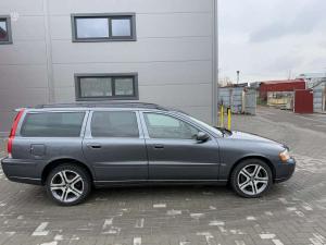 Grey Volvo V70 2006 in Vilnius, with an engine capacity of 2.40 L and mileage of 301 thousand km for 2900 €, photo 4 on AUTOMOTO.COM.LV