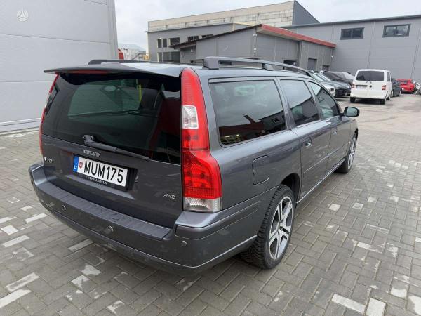 Grey Volvo V70 2006 in Vilnius, with an engine capacity of 2.40 L and mileage of 301 thousand km for 2900 €, photo 5 on AUTOMOTO.COM.LV
