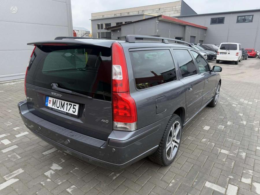 Grey Volvo V70 2006 in Vilnius, with an engine capacity of 2.40 L and mileage of 301 thousand km for 2900 €, photo 5 on AUTOMOTO.COM.LV