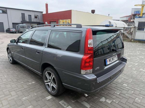 Grey Volvo V70 2006 in Vilnius, with an engine capacity of 2.40 L and mileage of 301 thousand km for 2900 €, photo 6 on AUTOMOTO.COM.LV