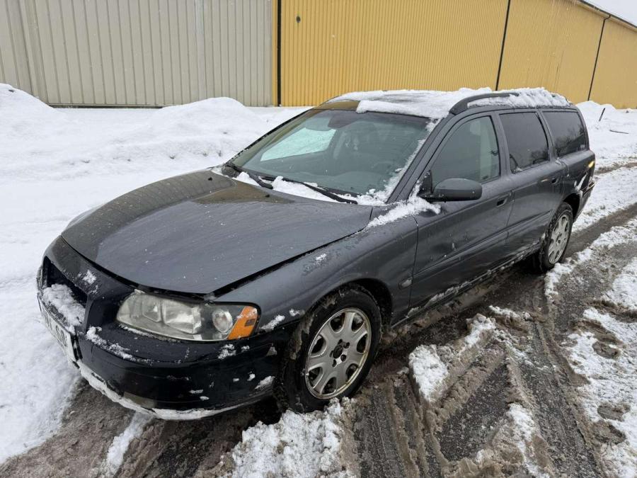 Grey Volvo V70 2006 in Vilnius, with an engine capacity of 2.40 L and mileage of 280 thousand km for 700 €, photo 1 on AUTOMOTO.COM.LV