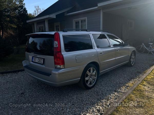 Pelēks Volvo V70 2006 Pērnava, ar dzinēja tilpumu 2.40 L un nobraukumu 534 tūkst. km par 3490 €, foto 1 vietnē AUTOMOTO.COM.LV