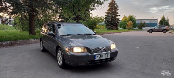 Pelēks Volvo V70 2006 Alīta, ar dzinēja tilpumu 2.40 L un nobraukumu 495 tūkst. km par 1990 €, foto 1 vietnē AUTOMOTO.COM.LV