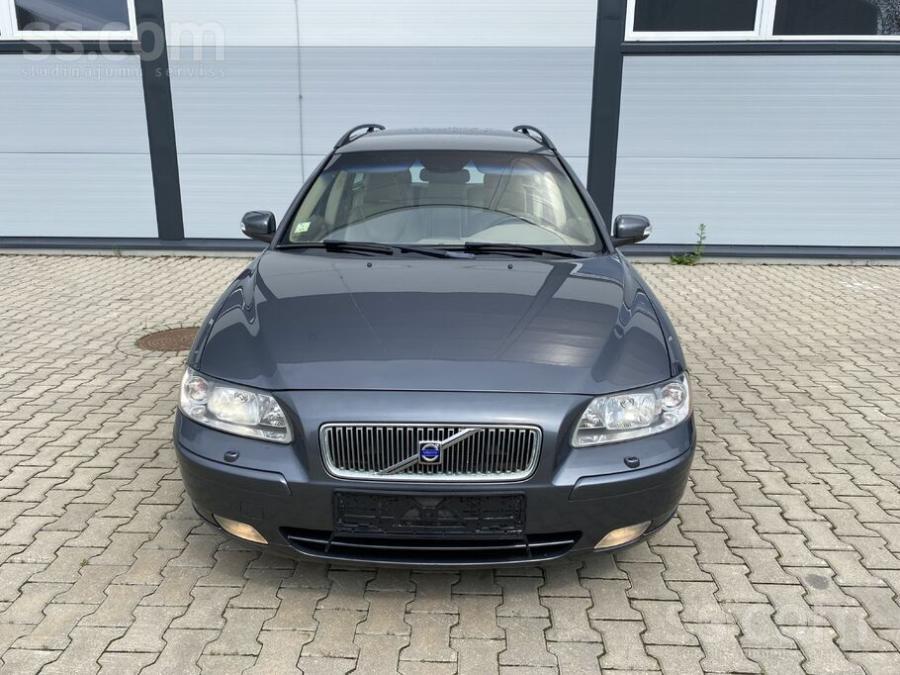 Grey Volvo V70 2006 in Balvi, with an engine capacity of 2.40 L and mileage of 351 thousand km for 2440 €, photo 1 on AUTOMOTO.COM.LV