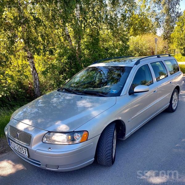 Grey Volvo V70 2006 in Riga, with an engine capacity of 2.40 L and mileage of 371 thousand km for 2300 €, photo 1 on AUTOMOTO.COM.LV