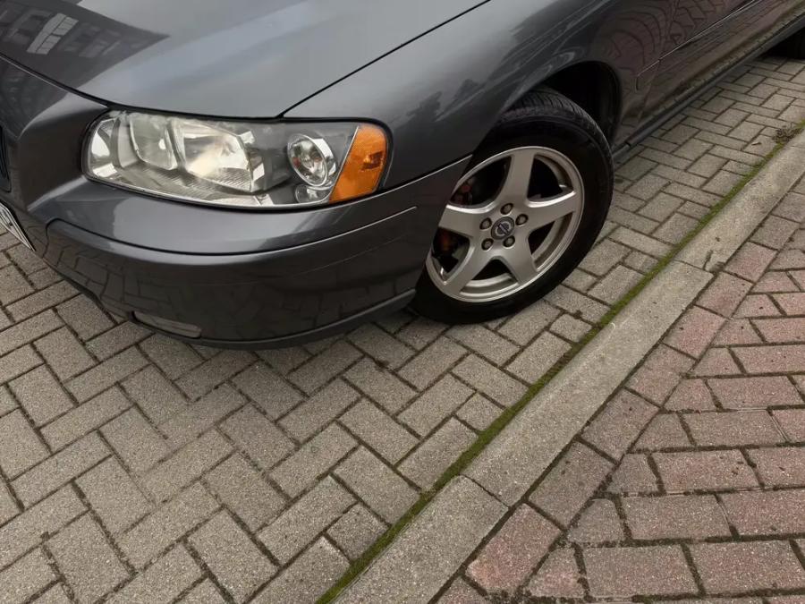 Grey Volvo V70 2006 in Riga, with an engine capacity of 2.40 L and mileage of 295 thousand km for 2990 €, photo 3 on AUTOMOTO.COM.LV