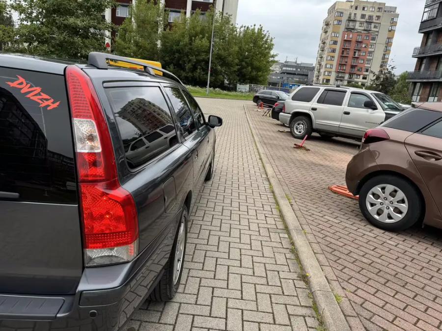 Grey Volvo V70 2006 in Riga, with an engine capacity of 2.40 L and mileage of 295 thousand km for 2990 €, photo 6 on AUTOMOTO.COM.LV