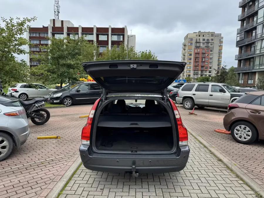 Grey Volvo V70 2006 in Riga, with an engine capacity of 2.40 L and mileage of 295 thousand km for 2990 €, photo 7 on AUTOMOTO.COM.LV