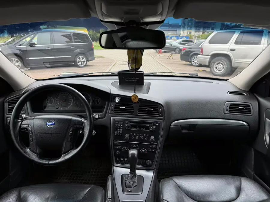 Grey Volvo V70 2006 in Riga, with an engine capacity of 2.40 L and mileage of 295 thousand km for 2990 €, photo 10 on AUTOMOTO.COM.LV