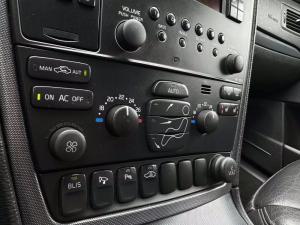 Grey Volvo V70 2006 in Riga, with an engine capacity of 2.40 L and mileage of 295 thousand km for 2990 €, photo 14 on AUTOMOTO.COM.LV