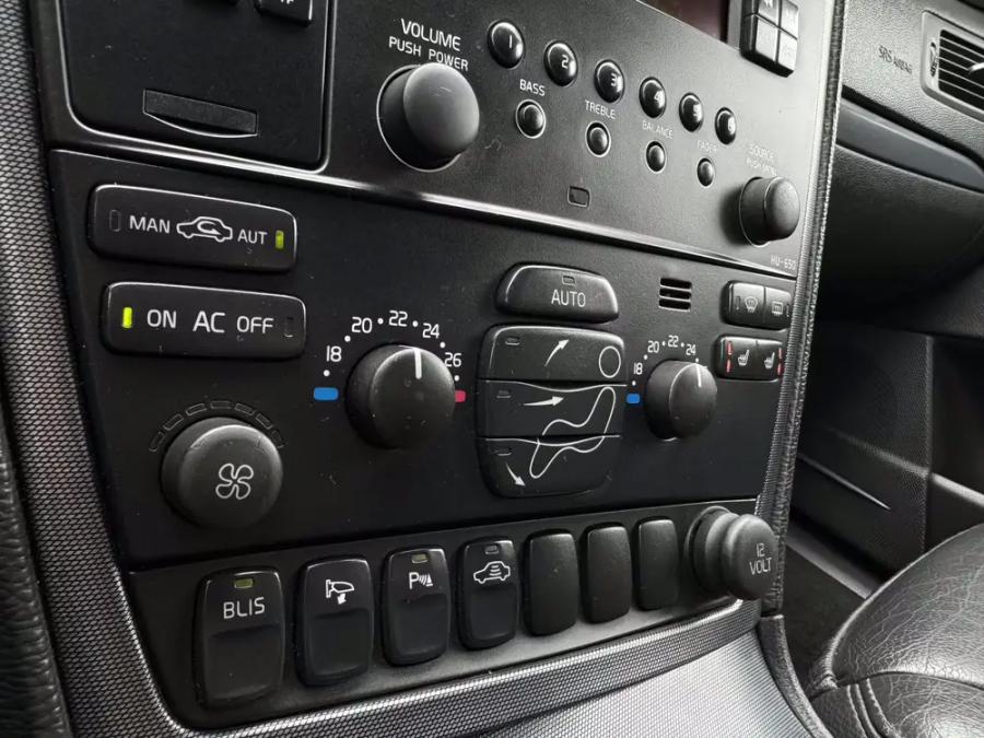 Grey Volvo V70 2006 in Riga, with an engine capacity of 2.40 L and mileage of 295 thousand km for 2990 €, photo 14 on AUTOMOTO.COM.LV