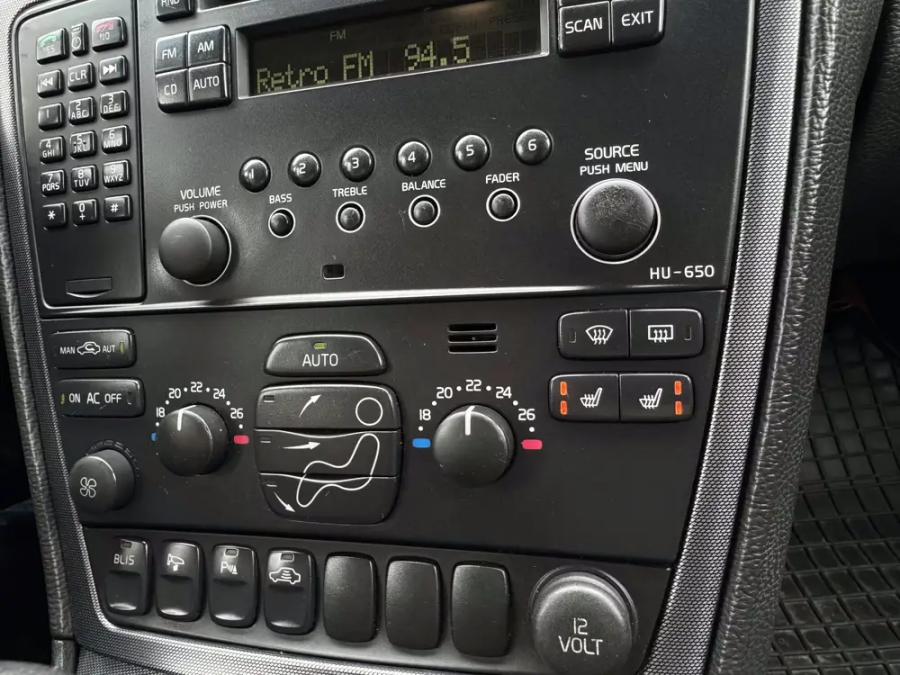 Grey Volvo V70 2006 in Riga, with an engine capacity of 2.40 L and mileage of 295 thousand km for 2990 €, photo 15 on AUTOMOTO.COM.LV