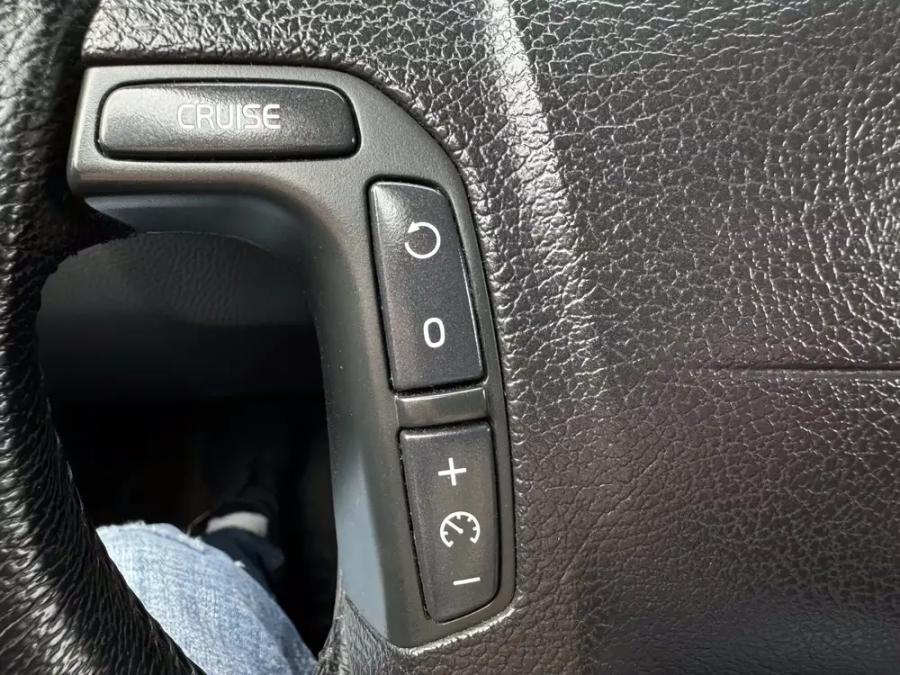 Grey Volvo V70 2006 in Riga, with an engine capacity of 2.40 L and mileage of 295 thousand km for 2990 €, photo 19 on AUTOMOTO.COM.LV