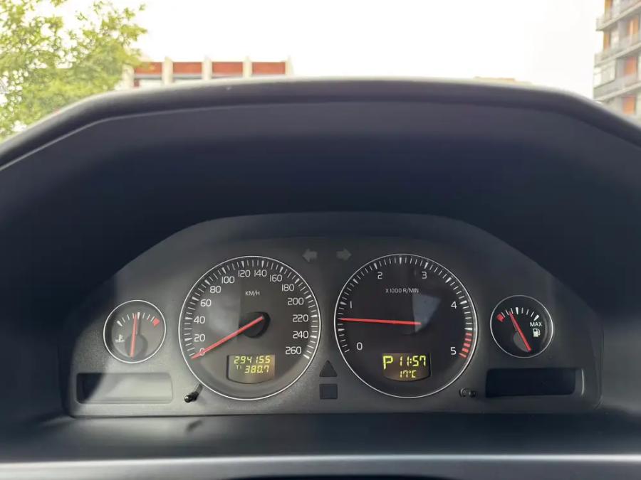 Grey Volvo V70 2006 in Riga, with an engine capacity of 2.40 L and mileage of 295 thousand km for 2990 €, photo 21 on AUTOMOTO.COM.LV