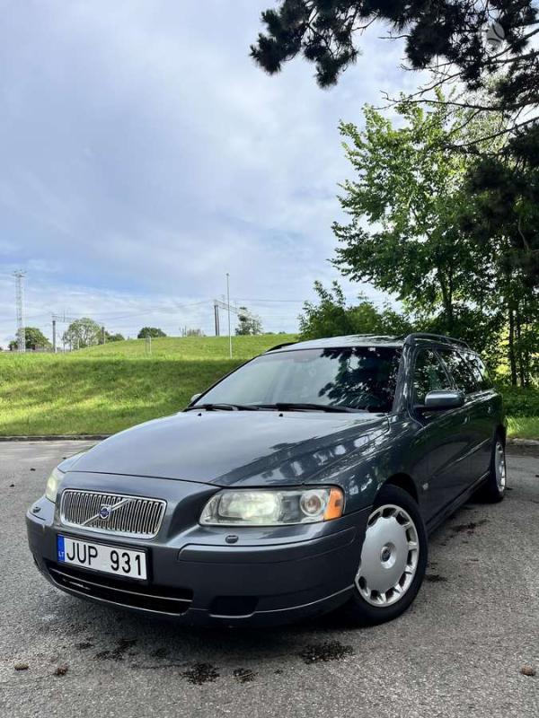 Pelēks Volvo V70 2006 Viļņa, ar dzinēja tilpumu 2.40 L un nobraukumu 400 tūkst. km par 1950 €, foto 1 vietnē AUTOMOTO.COM.LV