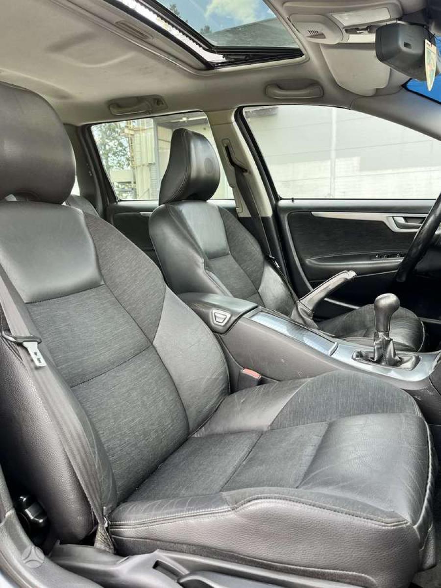 Pelēks Volvo V70 2006 Viļņa, ar dzinēja tilpumu 2.40 L un nobraukumu 400 tūkst. km par 1950 €, foto 13 vietnē AUTOMOTO.COM.LV