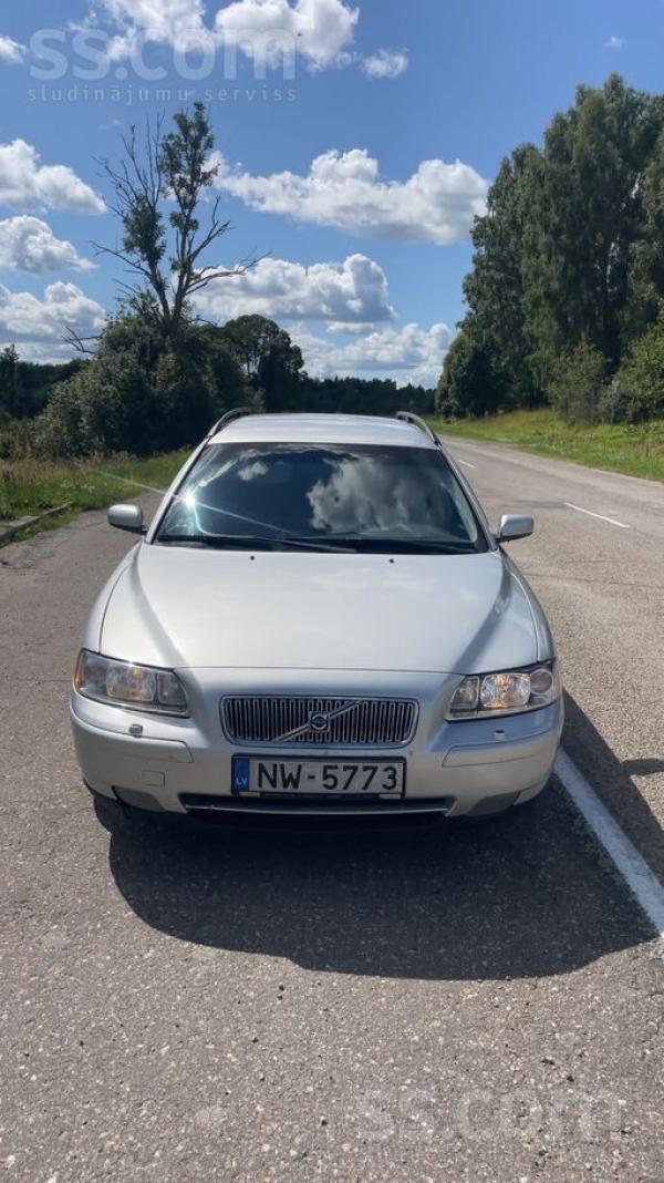Grey Volvo V70 2006 in Rezekne, with an engine capacity of 2.40 L and mileage of 445 thousand km for 1350 €, photo 1 on AUTOMOTO.COM.LV