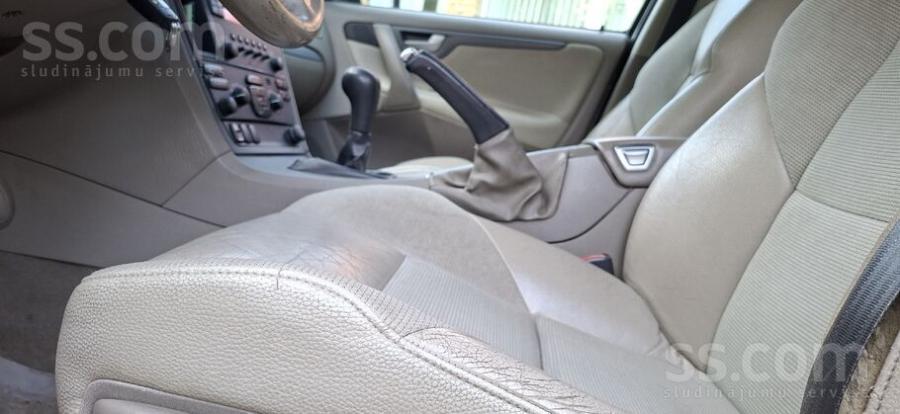 Grey Volvo V70 2006 in Daugavpils, with an engine capacity of 2.40 L and mileage of 376 thousand km for 1700 €, photo 21 on AUTOMOTO.COM.LV