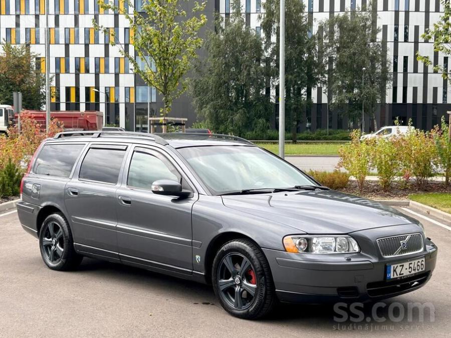Grey Volvo V70 2006 in Riga, with an engine capacity of 2.40 L and mileage of 388 thousand km for 1390 €, photo 1 on AUTOMOTO.COM.LV