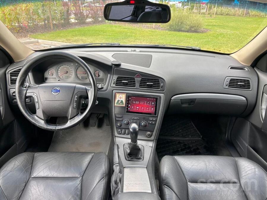 Grey Volvo V70 2006 in Riga, with an engine capacity of 2.40 L and mileage of 388 thousand km for 1390 €, photo 9 on AUTOMOTO.COM.LV