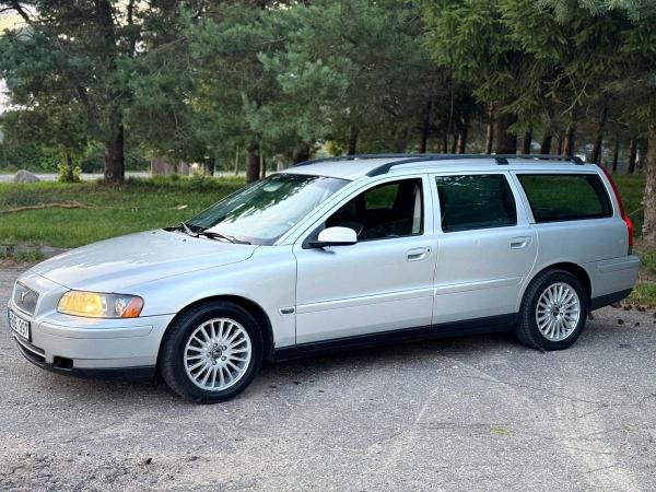 Volvo V70 2006 in Salcininkai on AUTOMOTO.COM.LV Grey Volvo V70 2006 in Salcininkai, with an engine capacity of 2.40 L and mileage of 293 thousand km for 1500 €, photo 5 on AUTOMOTO.COM.LV