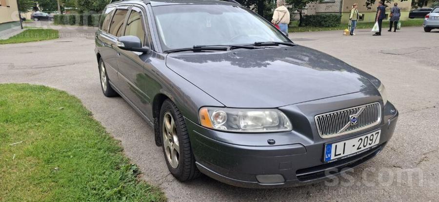 Grey Volvo V70 2006 in Riga, with an engine capacity of 2.40 L and mileage of 350 thousand km for 1350 €, photo 1 on AUTOMOTO.COM.LV