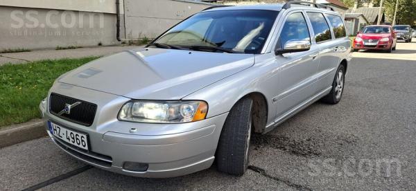 Grey Volvo V70 2006 in Daugavpils, with an engine capacity of 2.40 L and mileage of 443 thousand km for 1800 €, photo 1 on AUTOMOTO.COM.LV