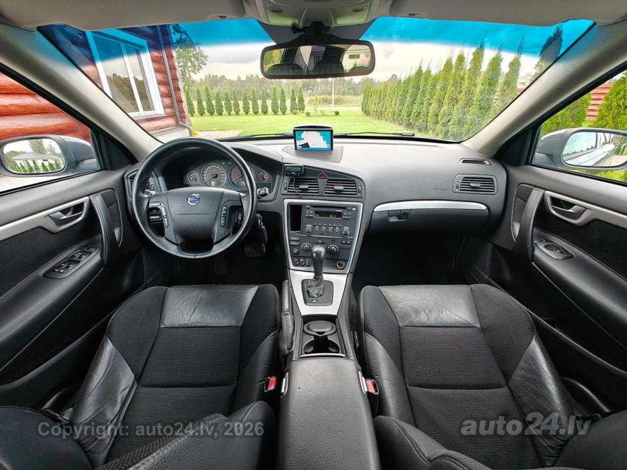 Grey Volvo V70 2006 in Paide, with an engine capacity of 2.40 L and mileage of 289 thousand km for 3990 €, photo 8 on AUTOMOTO.COM.LV