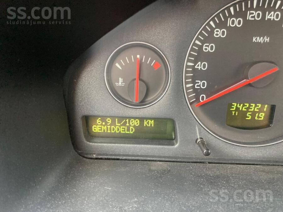 Pelēks Volvo V70 2006 Rīga, ar dzinēja tilpumu 2.40 L un nobraukumu 342 tūkst. km par 2400 €, foto 9 vietnē AUTOMOTO.COM.LV