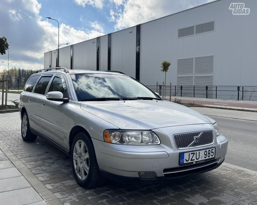Grey Volvo V70 2006 in Vilnius, with an engine capacity of 2.40 L and mileage of 371 thousand km for 1850 €, photo 3 on AUTOMOTO.COM.LV