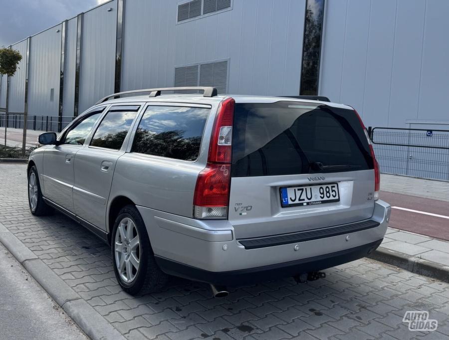 Grey Volvo V70 2006 in Vilnius, with an engine capacity of 2.40 L and mileage of 371 thousand km for 1850 €, photo 4 on AUTOMOTO.COM.LV