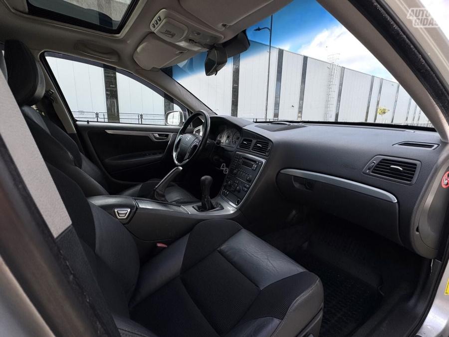 Grey Volvo V70 2006 in Vilnius, with an engine capacity of 2.40 L and mileage of 371 thousand km for 1850 €, photo 8 on AUTOMOTO.COM.LV