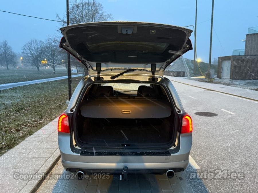 Pelēks Volvo V70 2007 Tallina, ar dzinēja tilpumu 3.00 L un nobraukumu 234 tūkst. km par 7450 €, foto 11 vietnē AUTOMOTO.COM.LV