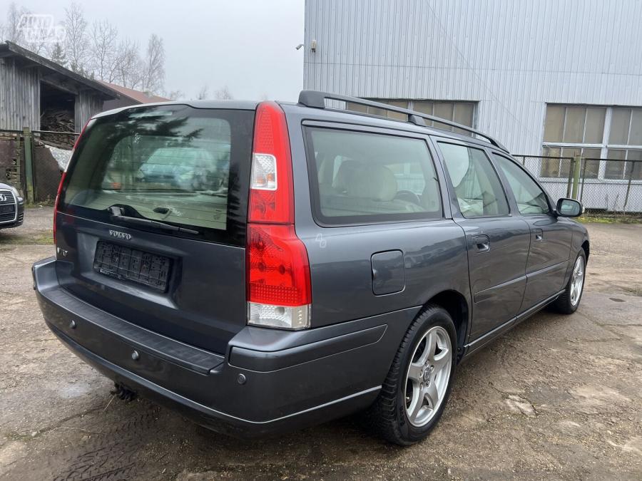 Grey Volvo V70 2007 in Utena, with an engine capacity of 2.40 L and mileage of 290 thousand km for 2550 €, photo 5 on AUTOMOTO.COM.LV