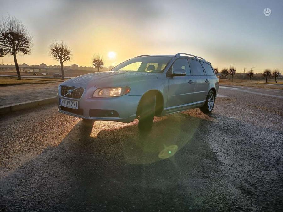 Grey Volvo V70 2007 in Kaunas, with an engine capacity of 2.40 L and mileage of 307 thousand km for 3800 €, photo 1 on AUTOMOTO.COM.LV